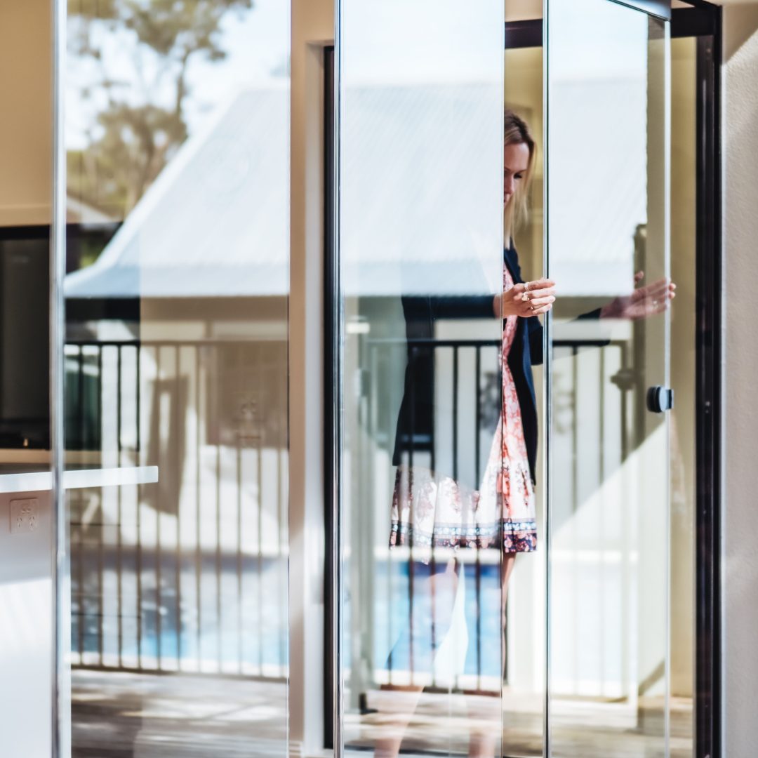 Bifold Doors – Clear Edge Frameless Glass